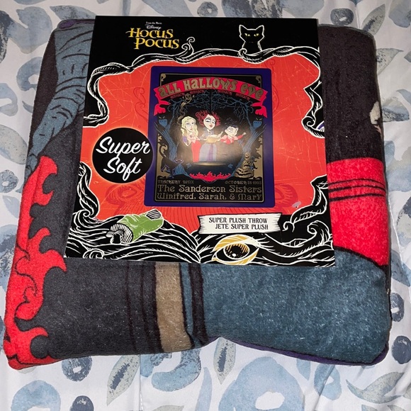 Disney | Bedding | Nwt Officially Licensed Hocus Pocus Throw Blanket ...
